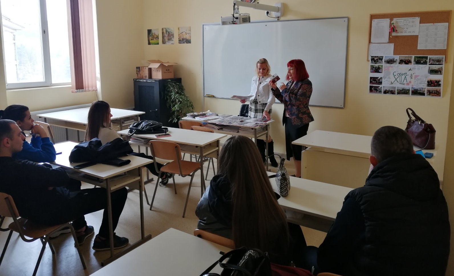УНСС Наши преподаватели запознаха зрелостници от Перник с възможностите за обучение в